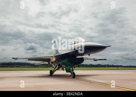 General Dynamic F16 Falcon Viper demo team jet fighter at the sky ...