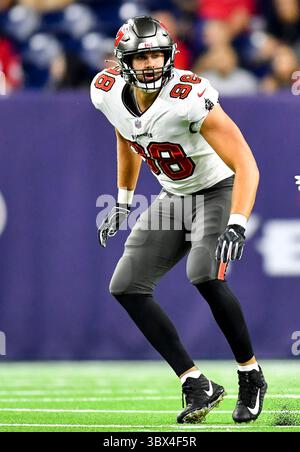 Tampa Bay Buccaneers linebacker Anthony Nelson (98) rushed for the ...