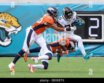 Denver Broncos linebacker Justin Strnad (40) warms up during Back ...