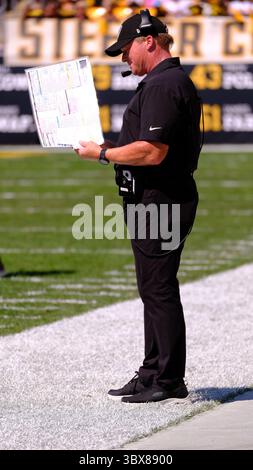 Las Vegas Raiders coach Jon Gruden during an NFL football game against ...