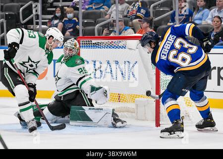 Dallas Stars goaltender Jake Oettinger (29) defends his net against ...