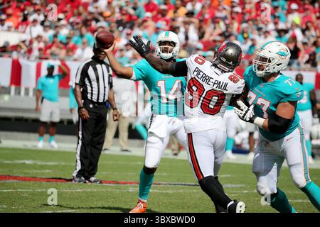 Miami Dolphins offensive tackle Jesse Davis (77) defends against the ...