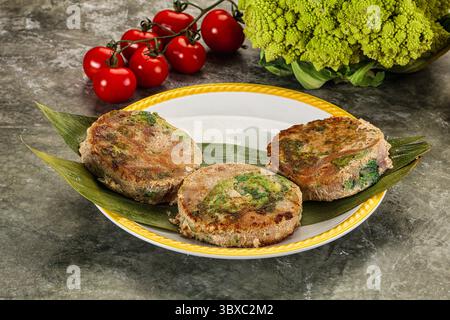 Roasted tuna medallion with broccoli cabbage Stock Photo - Alamy