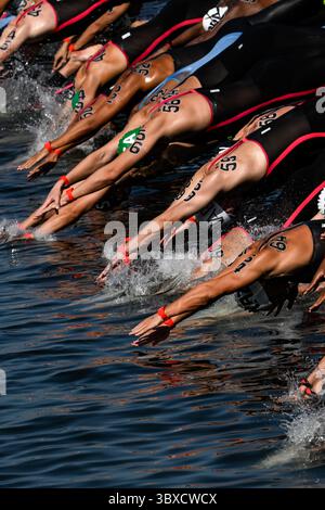 Athletes start in men's 5km open water swim competition at the FINA ...