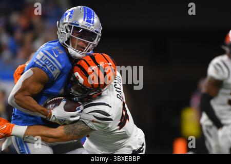 Cincinnati Bengals linebacker Joe Bachie (49) picks up the ball during ...
