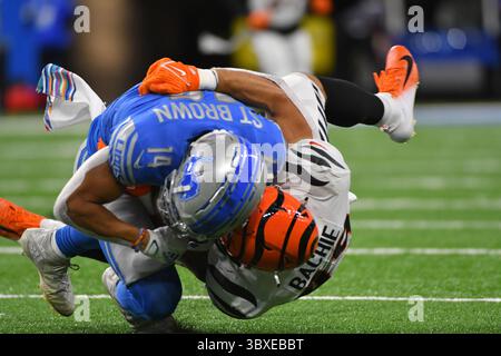 Cincinnati Bengals linebacker Joe Bachie (49) picks up the ball during ...