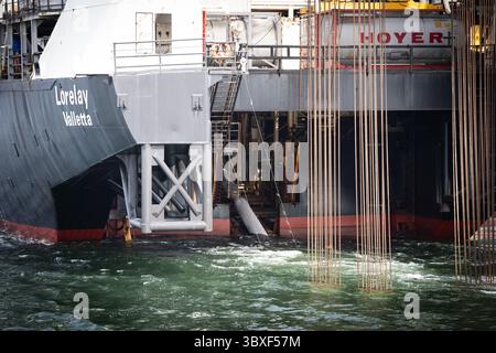 NORTH SEA - Pipelayer Lorelay in the North Sea. A CO2 transport ...