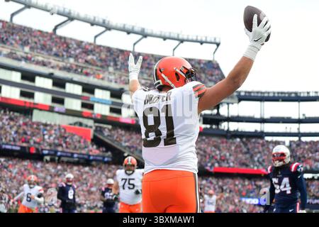 Cleveland Browns tight end Austin Hooper (81) warms up before an NFL ...