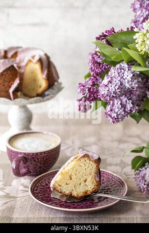 Traditional vanilla pound cake baked in a bundt pan Stock Photo - Alamy