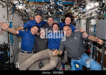 Expedition 66 Flight Engineers Thomas Marshburn and Mark Vande Hei are ...