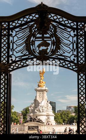 The ornate Canada Gates entrance to Green Park, Buckingham Palace ...