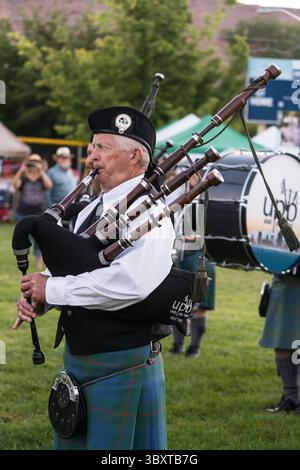 Scottish piper in full regalia Stock Photo - Alamy