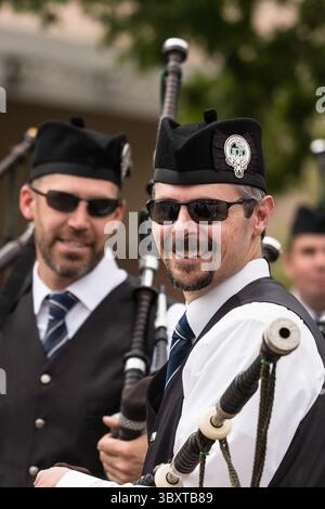 Scottish piper in full regalia Stock Photo - Alamy