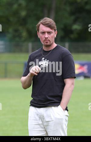 Cheftrainer Jonas Stephan (RB Leipzig) spricht zu seinen Spielerinnnen. Fu?ball, Google Pixel ...
