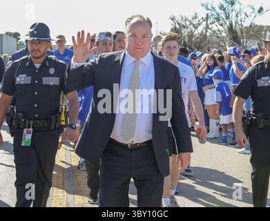 Kentucky coach Mark Stoops greets fans prior to the NCAA college ...