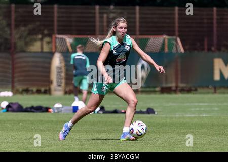Kaylie Ronan (SV Werder Bremen, 4) am Ball, Freisteller, Einzelbild ...