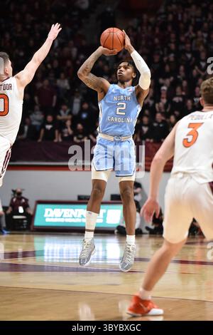 North Carolina guard Caleb Love (2) plays against Notre Dame during an ...