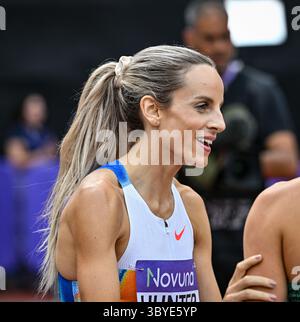 Georgia Hunter Bell celebrates winning the Womens 800m final at the UK ...