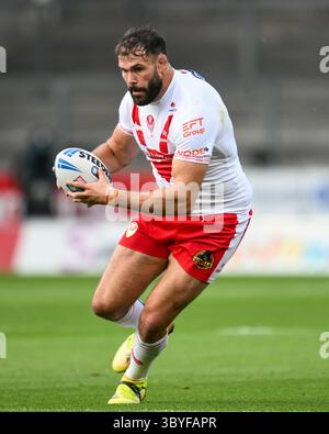 Alex Walmsley (8) of St Helens makes a break Stock Photo - Alamy