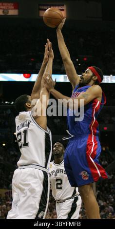 San Antonio Spurs forward Julian Champagnie (30) stops Oklahoma City ...
