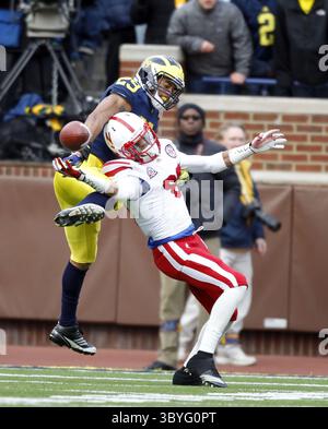 ANN ARBOR, MI - NOVEMBER 19: Michigan Wolverines forward Yaxel ...