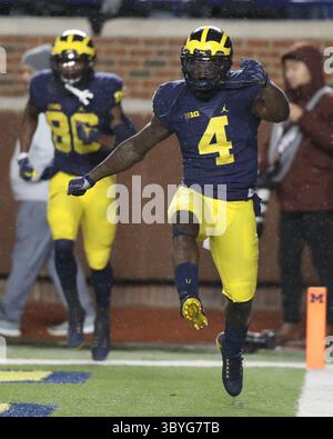 ANN ARBOR, MI - NOVEMBER 19: Michigan Wolverines forward Yaxel ...