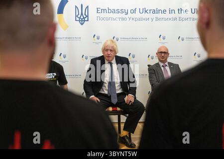 Boris Johnson, former UK Prime Minister meeting Ukrainian war veterans ...