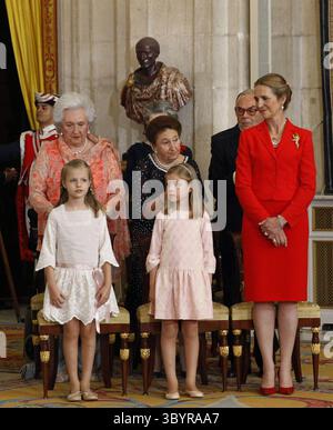 Infanta Margarita and King Juan Carlos boarding a ship on 19 June 2026 ...
