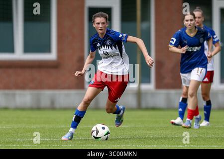 Lotta Wrede (Hamburger SV, 32) am Ball, Freisteller, Einzelbild ...