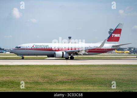 American Airlines Boeing 737 with retro livery lands at Chicago O'Hare ...