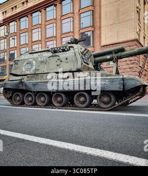 Destroyed russian howitzer on display on Khreshchatyk - main street of ...