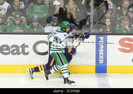Minnesota State forward Julian Napravnik (15) skates against Minnesota ...