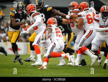 Cleveland Browns running back Nick Chubb (24) walks out onto the field ...