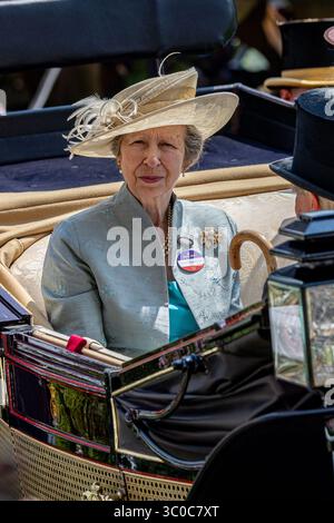 The carriage The Princess Royal, Peter Phillips, Harriet Sperling and ...