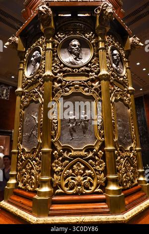 The great Waldorf Astoria clock is a legendary part of New York City ...