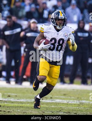 Pittsburgh Steelers running back Jaylen Warren (30) celebrates with ...