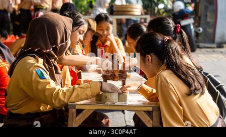 Playing Southeast Asian mancala (congkak, congklak, tjongklak, congka ...