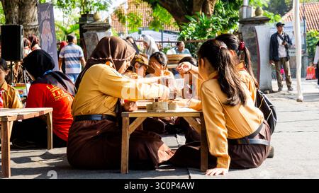 Playing Southeast Asian mancala (congkak, congklak, tjongklak, congka ...