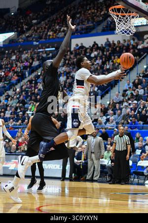 JANUARY 5, 2019: Alterique Gilbert (3) of the Uconn Huskies looks to ...