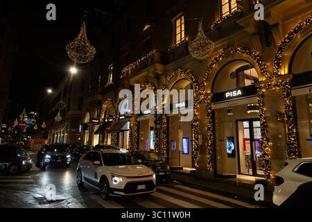 In the center of Milan, the 2025 Christmas lights have already begun to ...