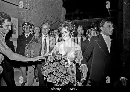Actress Elizabeth Taylor walking with her husband Richard Burton Stock ...