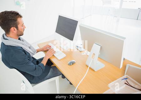 Pens sticky notes near keyboard mouse . High quality and resolution ...