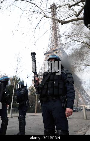 Clashes erupted between the police and the movement of yellow vests Act ...
