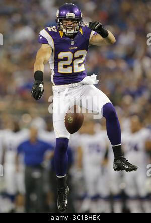 Minnesota Vikings defensive back Harrison Smith (22) drops in coverage ...