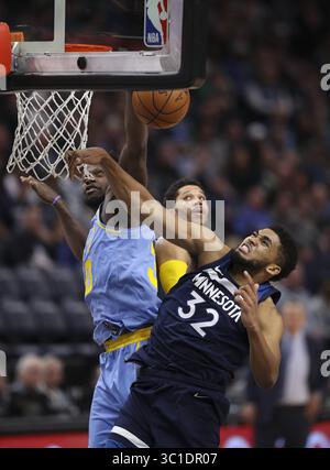 Minnesota Timberwolves forward-center Julius Randle (30) drives the ...