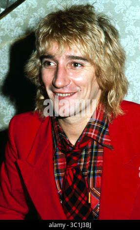 ROTTERDAM - Musician Rod Stewart in the stands during the Europa League ...