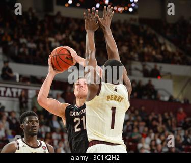Mississippi State forward Reggie Perry (1) goes after a rebound during ...