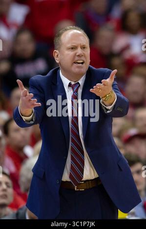 Wisconsin head coach Greg Gard gestures during the second half of an ...