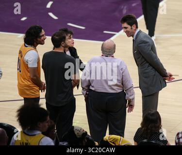 Golden State Warriors general manager Mike Dunleavy Jr., left, and ...