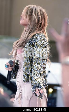 Jessica Simpson performs on NBC's Today show at Rockefeller Plaza on ...